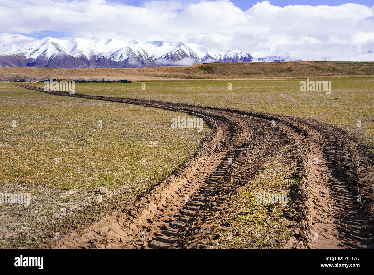 Muddy tyre tracks hi-res stock photography and images - Alamy