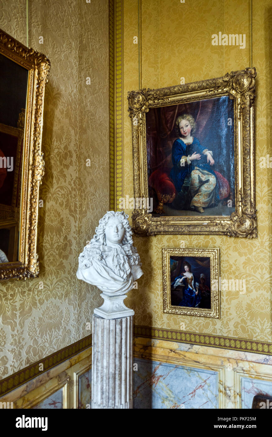 Versailles palace interior hi-res stock photography and images - Alamy