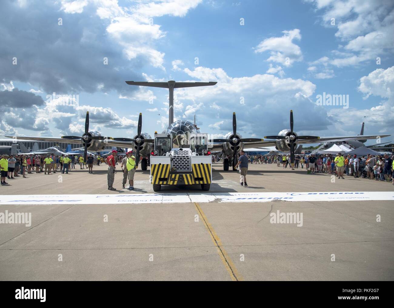 B 29 crew hi-res stock photography and images - Alamy