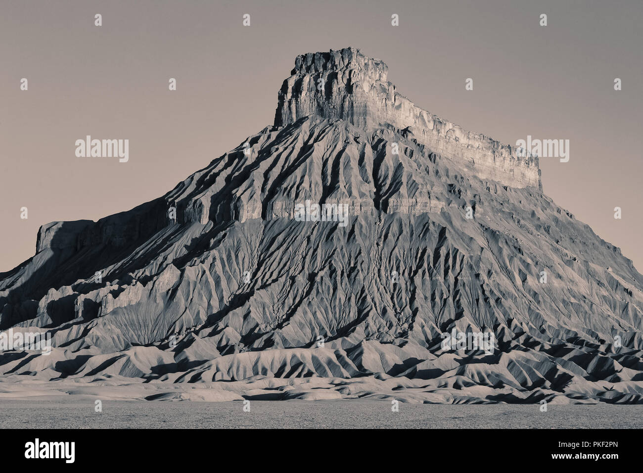 Beautiful desert butte hi-res stock photography and images - Alamy