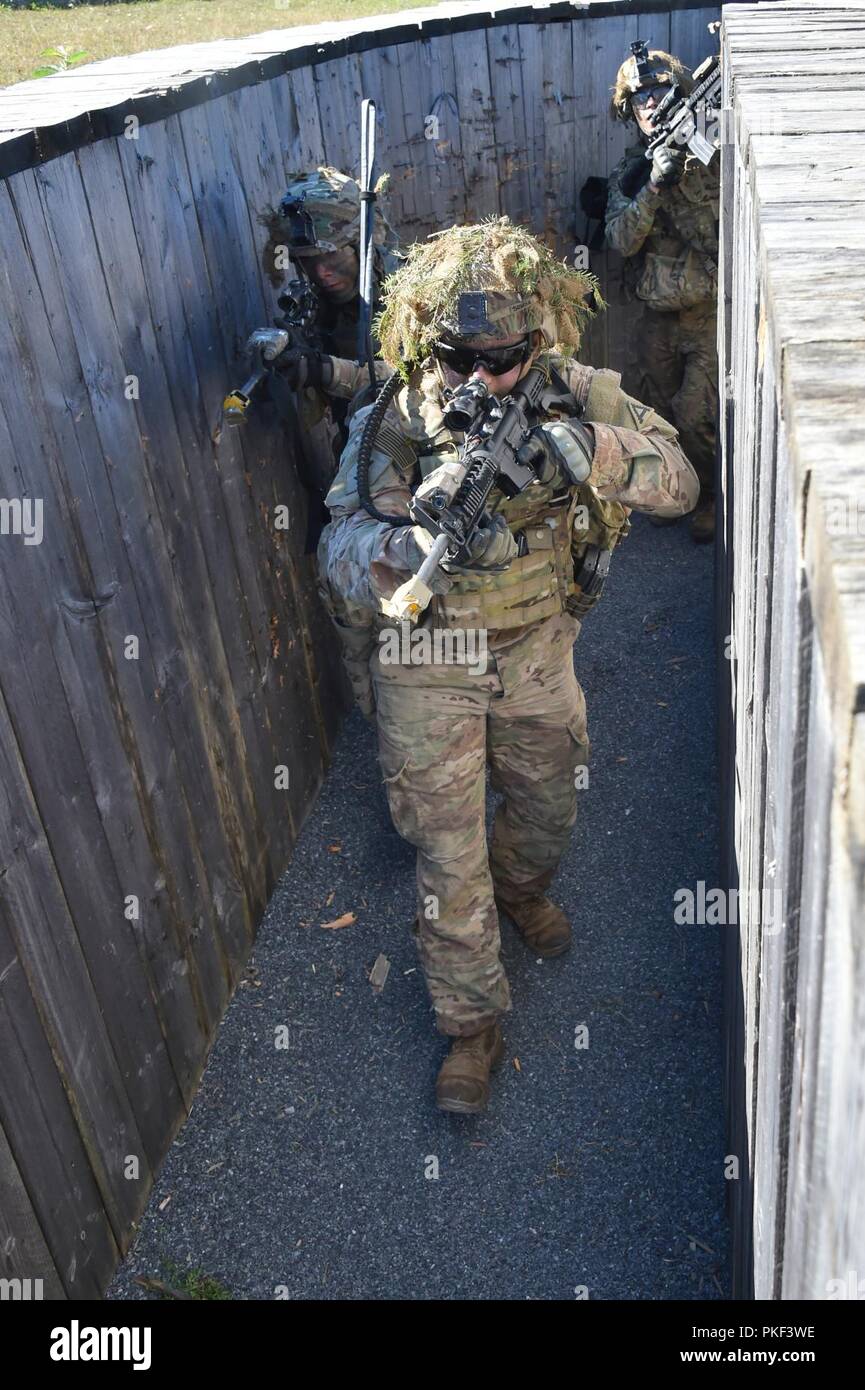 U.S. Soldiers with 1st Platoon, A Company, 1st Battalion, 4th Infantry ...