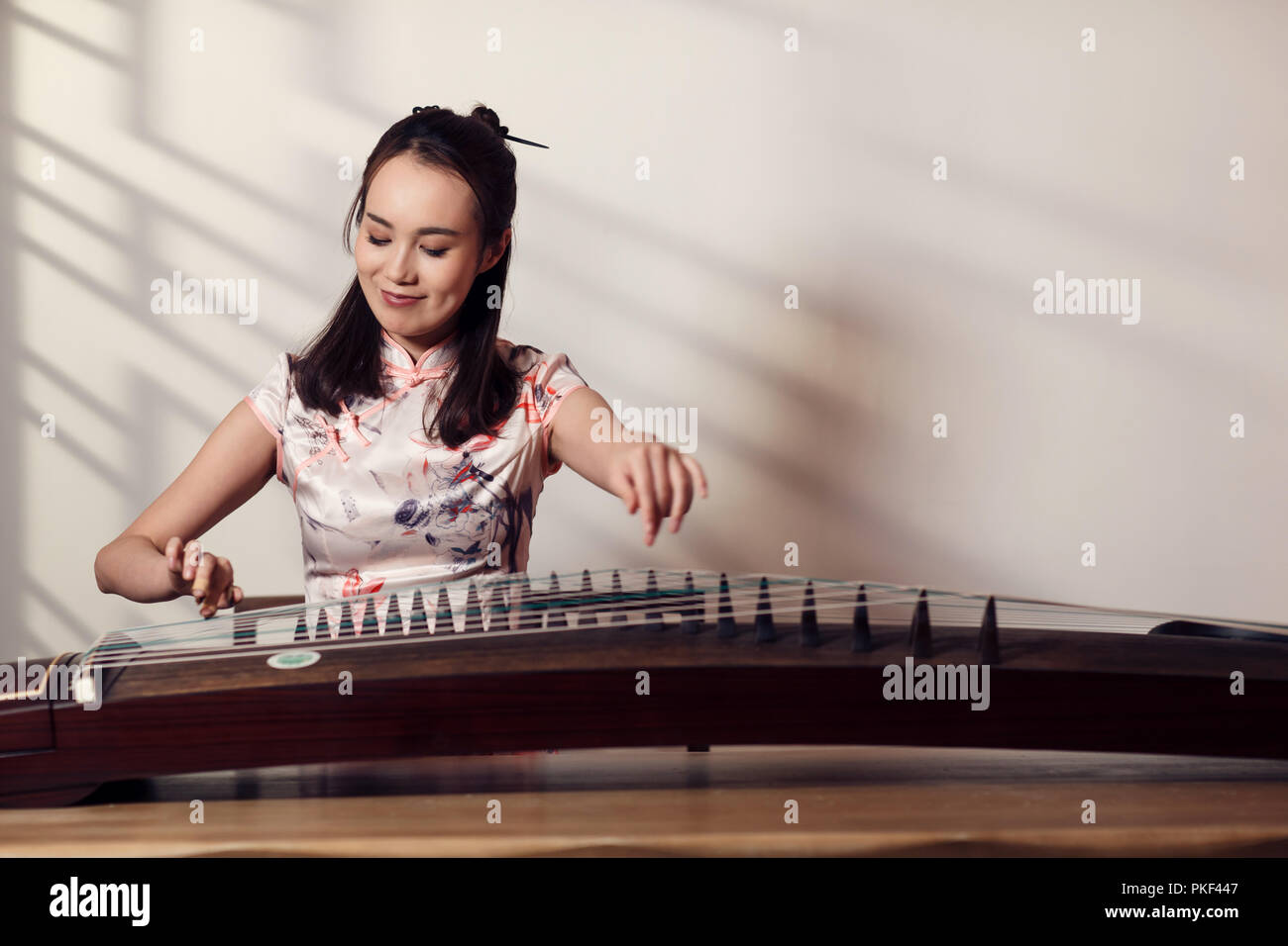 Guzheng hi-res stock photography and images - Alamy
