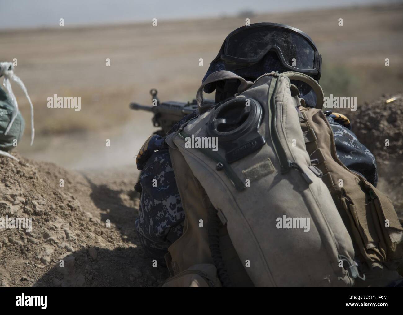 Soldier fires m249 machine hi-res stock photography and images - Alamy