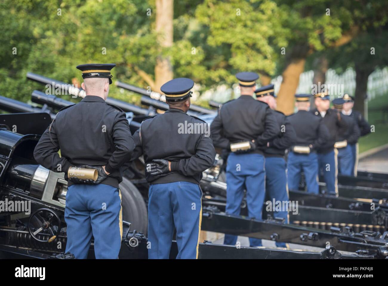 Soldiers from the 3d U.S. Infantry Regiment (The Old Guard ...