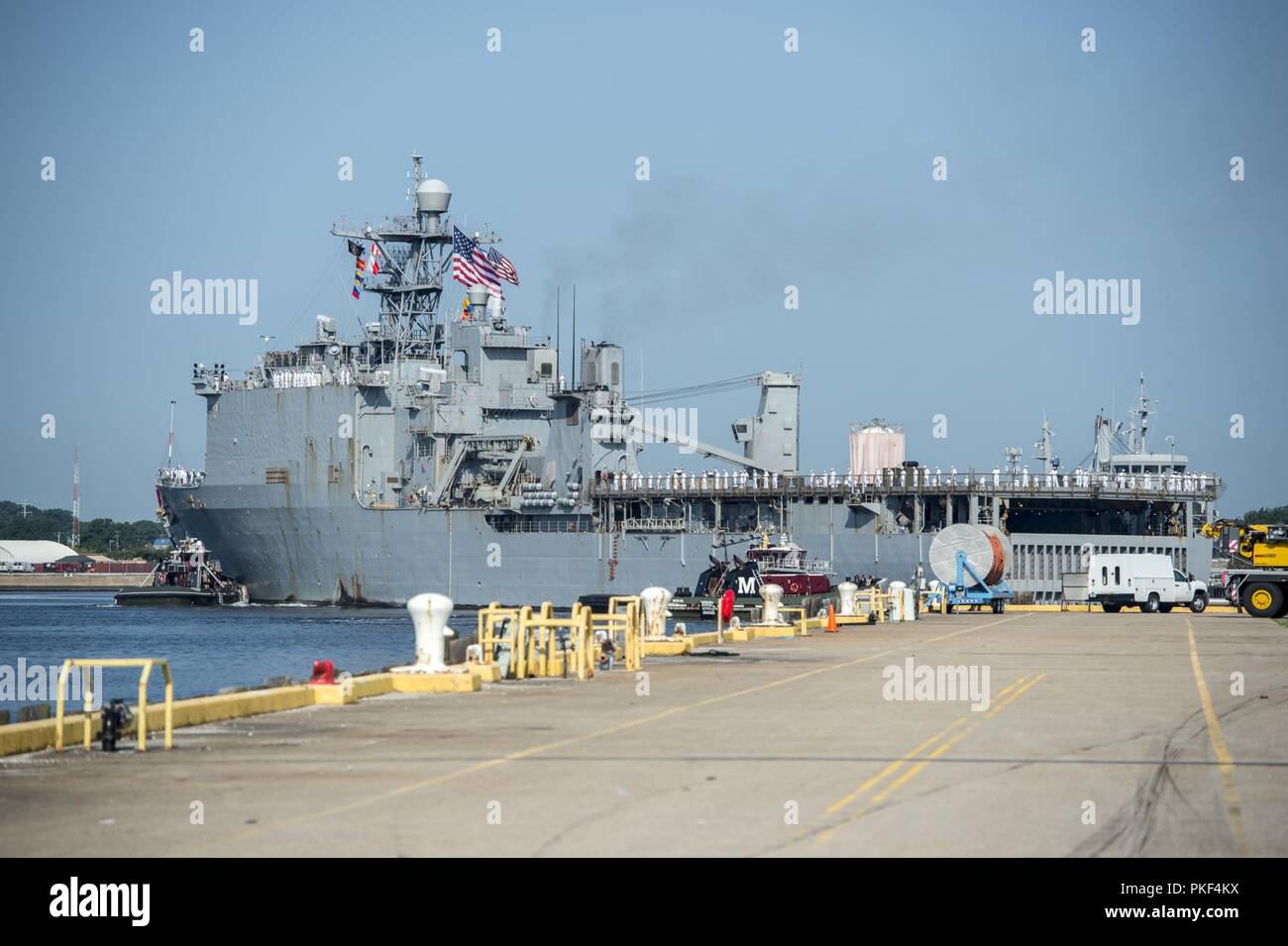 Uss oak hill homecoming hi-res stock photography and images - Alamy