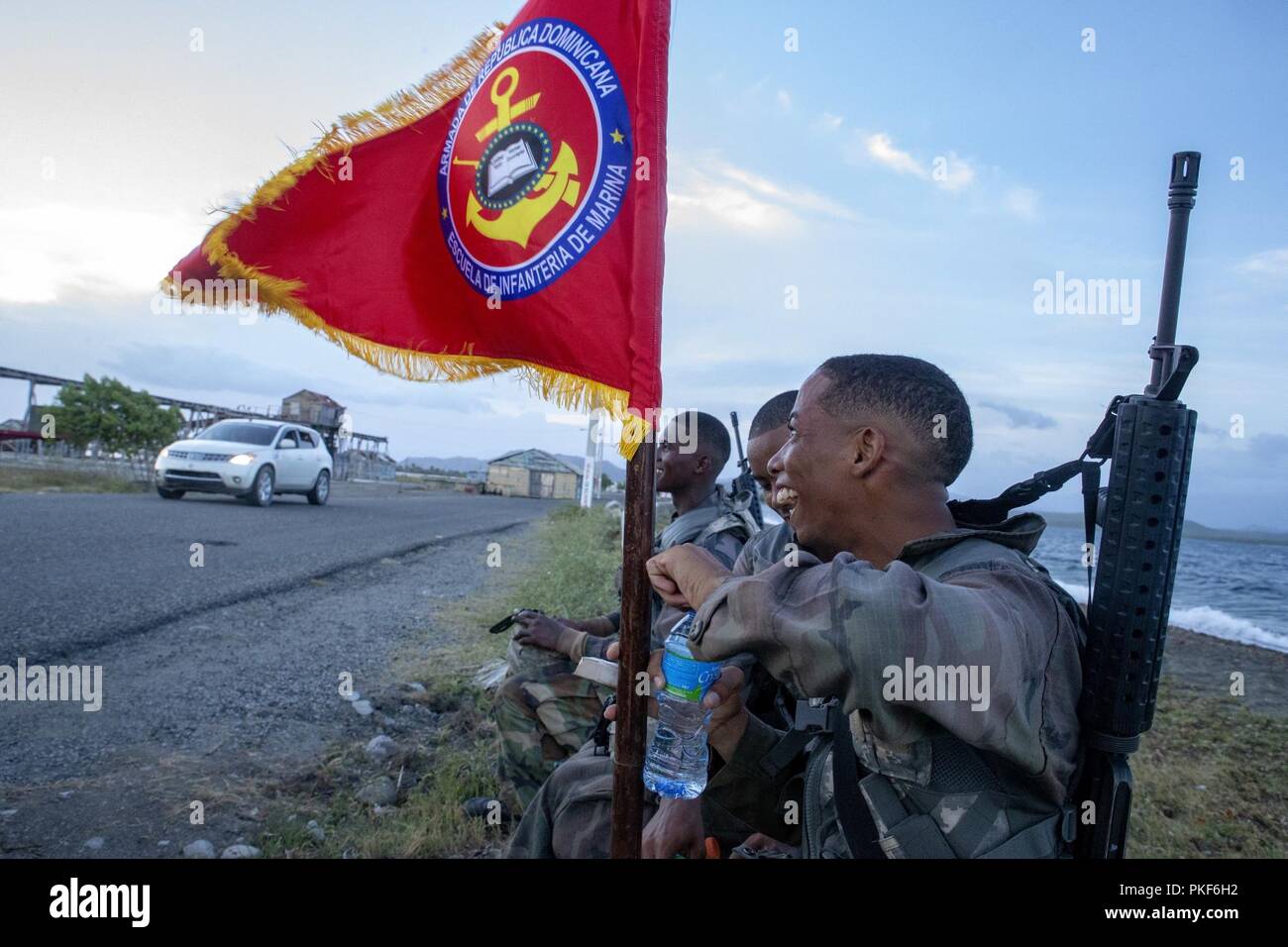 Students of the Dominican Republic Naval Infantry Advanced Course relax ...
