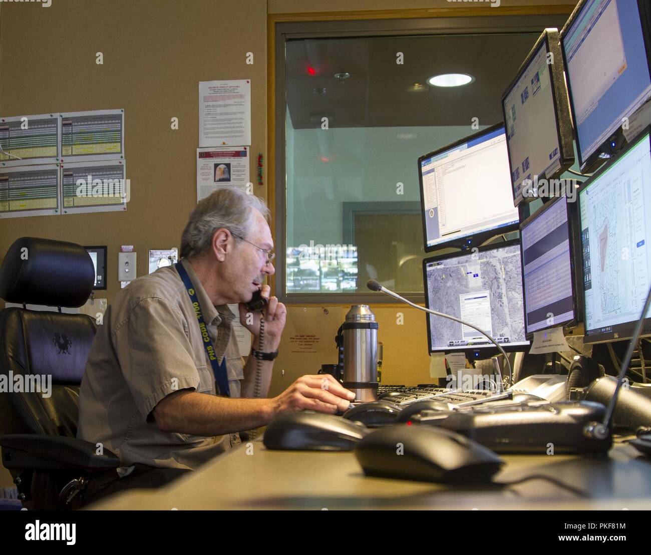 9 1 1 dispatcher hi-res stock photography and images - Alamy