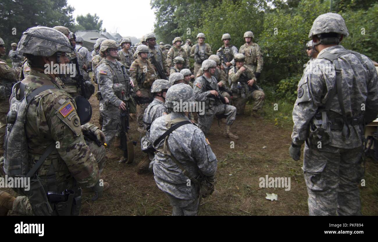 Soldiers hand signals hi-res stock photography and images - Alamy