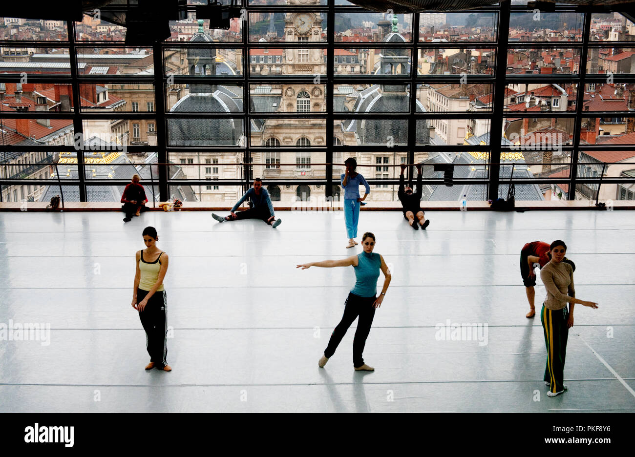 A dance lesson of the National Opera of Lyon in the roof construction ...