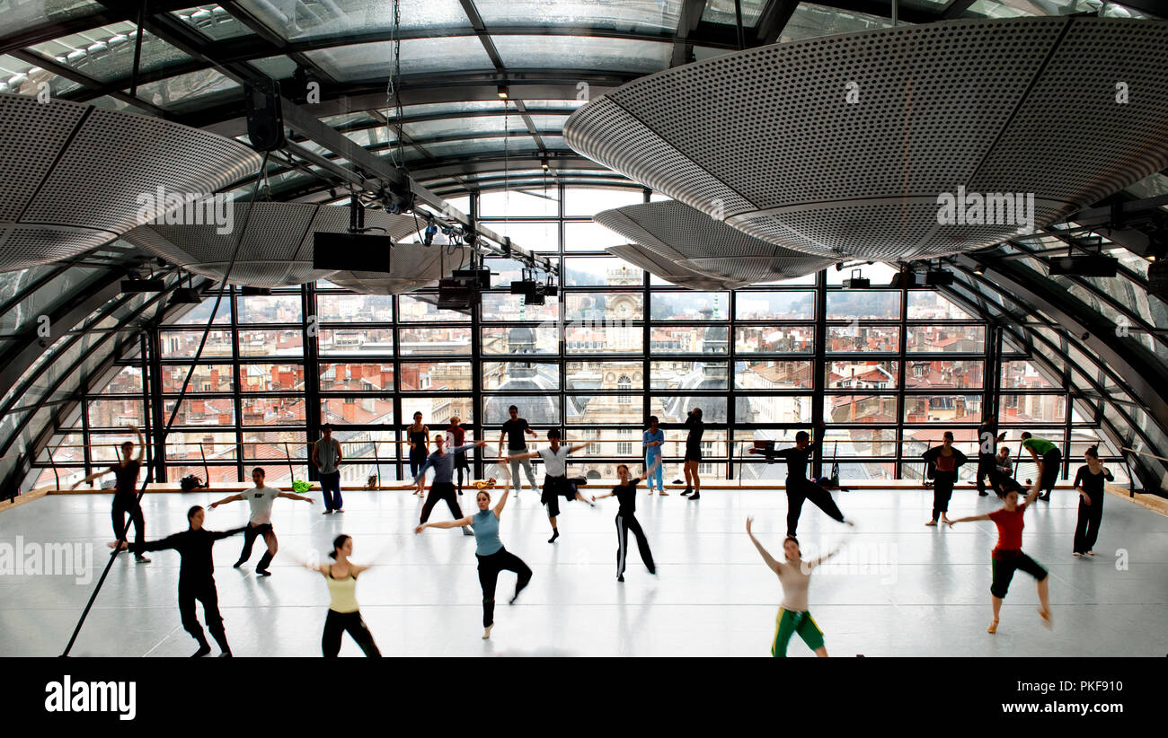 A dance lesson of the National Opera of Lyon in the roof construction ...