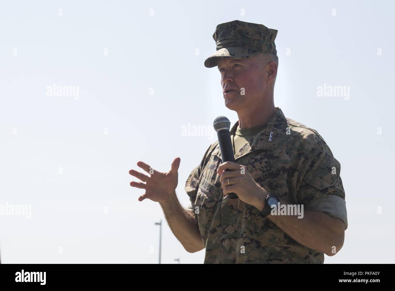 Lieutenant General Carl E. Mundy III, commander of U.S. Marine Corps ...