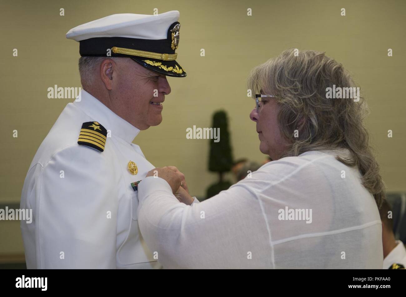 MILLINGTON, Tenn. (August 10, 2018) Capt. Glen O’Loughlin’s wife pins ...
