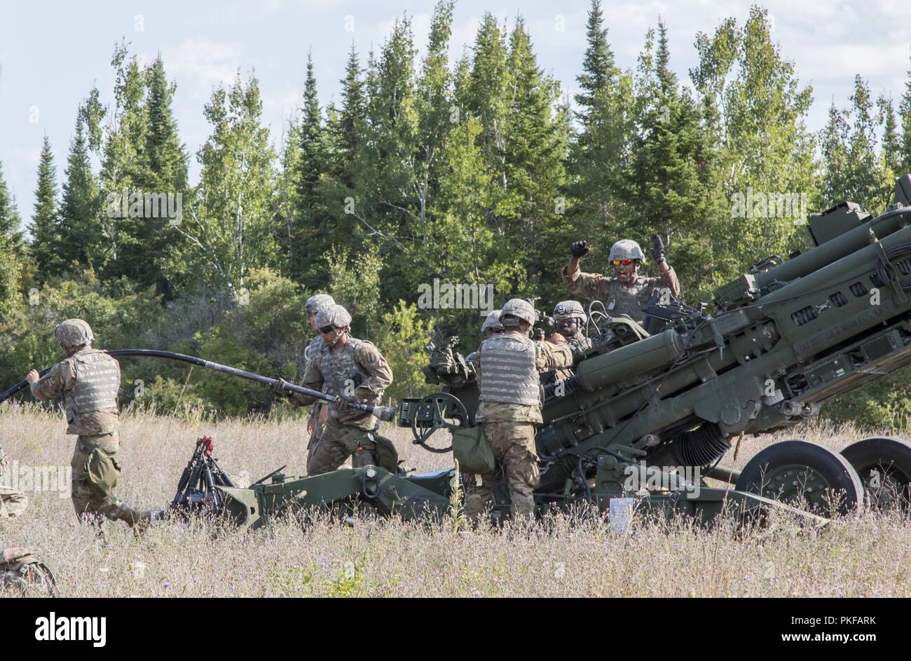 Artillery soldiers firing battery from hi-res stock photography and ...
