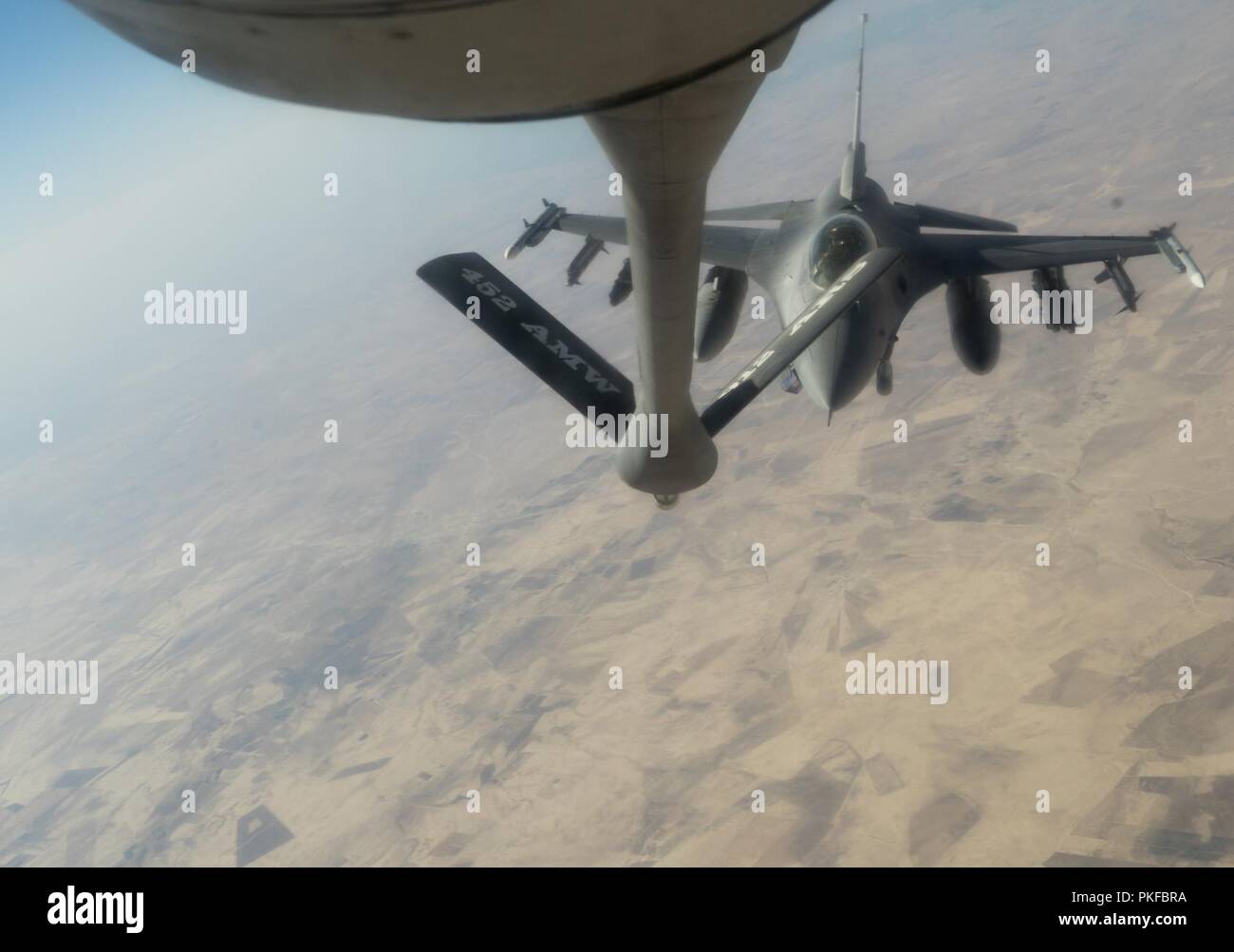 F 16 aerial refuel hi-res stock photography and images - Alamy