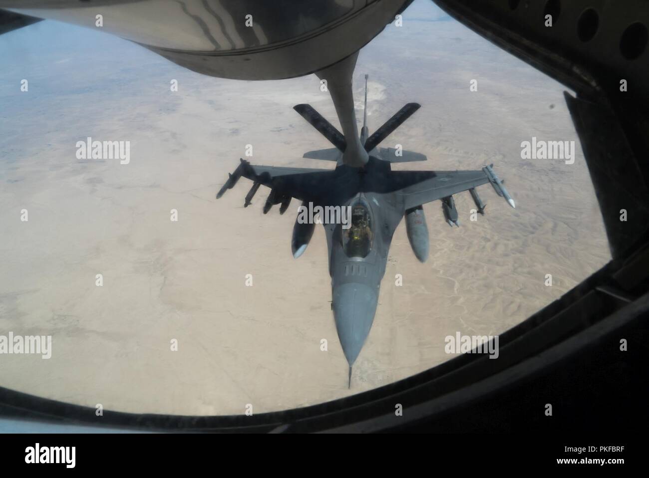 A U.S. Air Force F-16 Fighting Falcon receives in-flight fuel from a KC ...