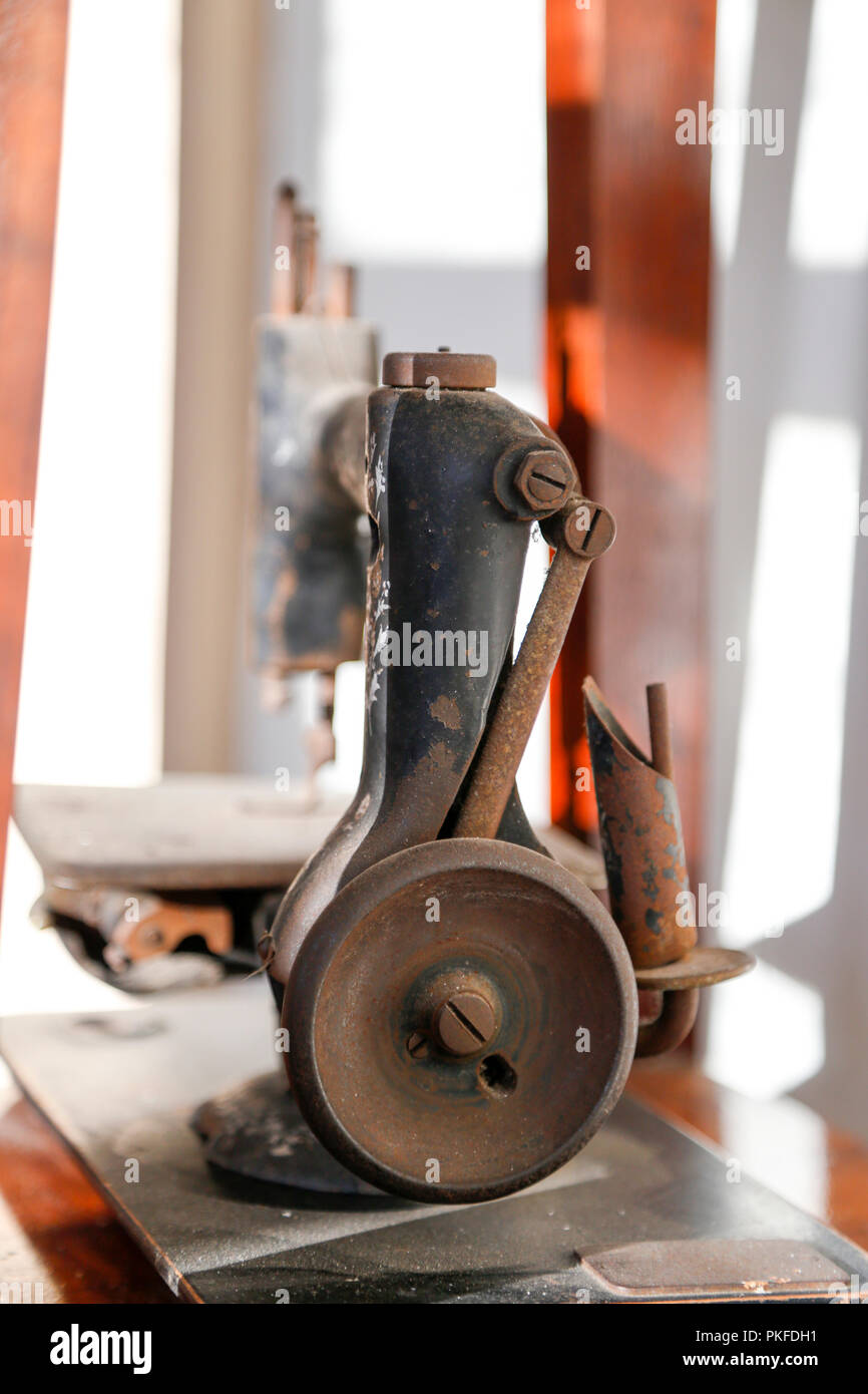 Old sewing machine hi-res stock photography and images - Alamy