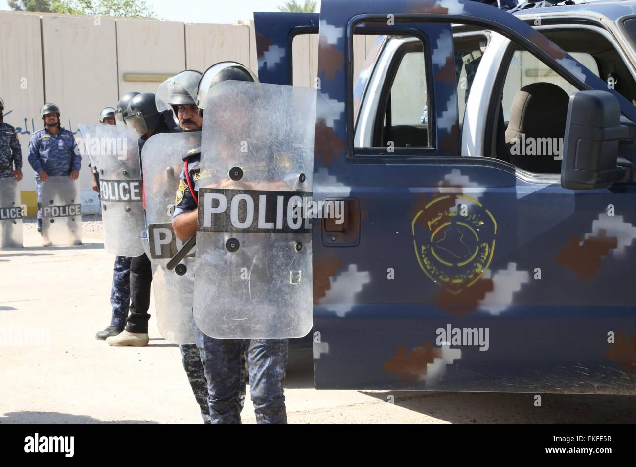 Iraqi Federal Police members demonstrate proper vehicle to ground ...