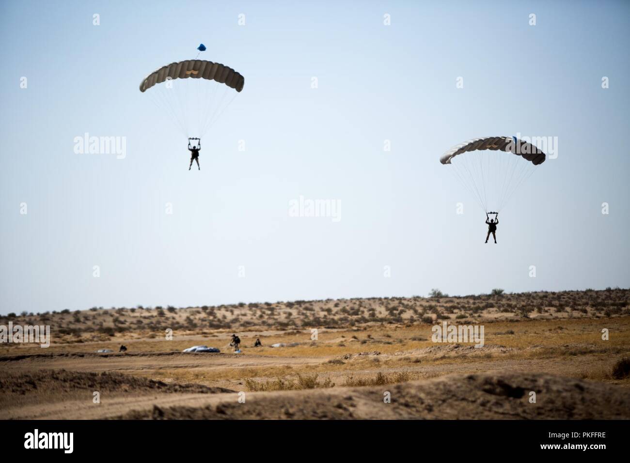 Reconnaissance Marines glide through the air during parachute jumps ...