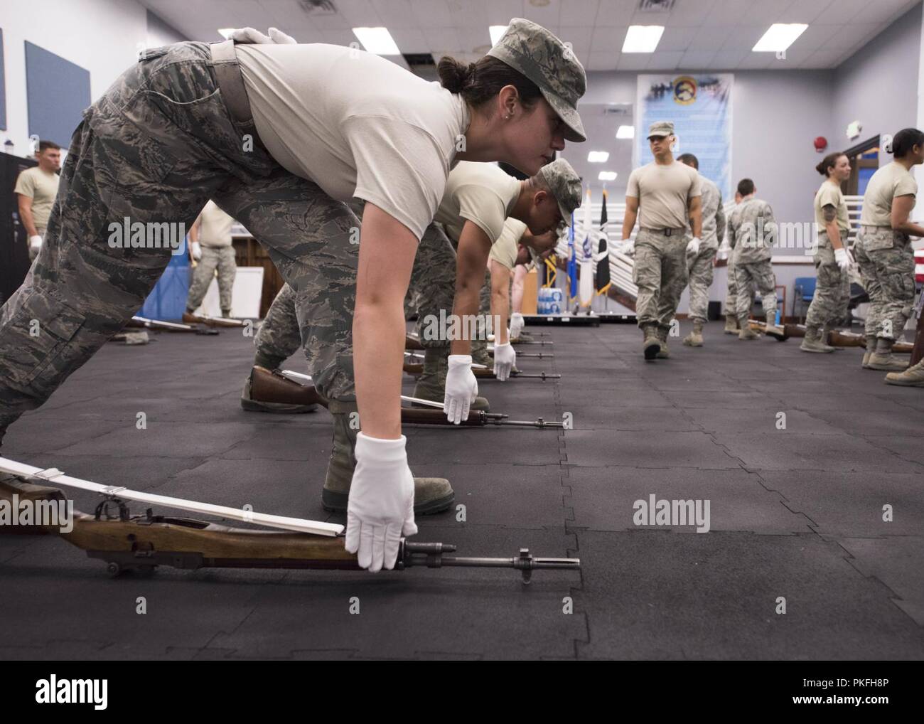 Handling of rifle hi-res stock photography and images - Alamy