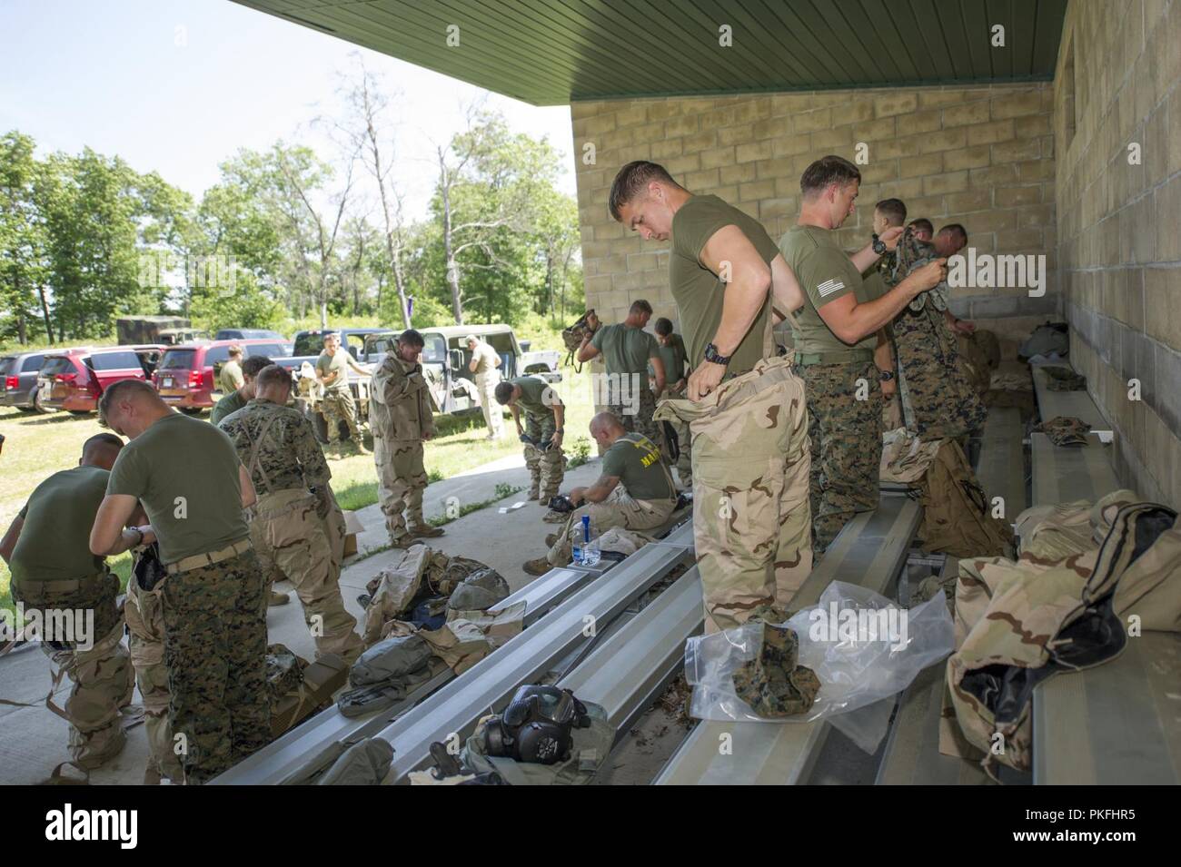 Marines from Company E, 4th Reconnaissance Battaltion, 4th Marine ...