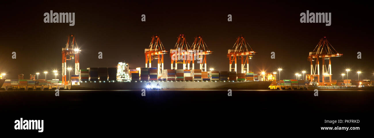 On the ocean container terminal Stock Photo - Alamy