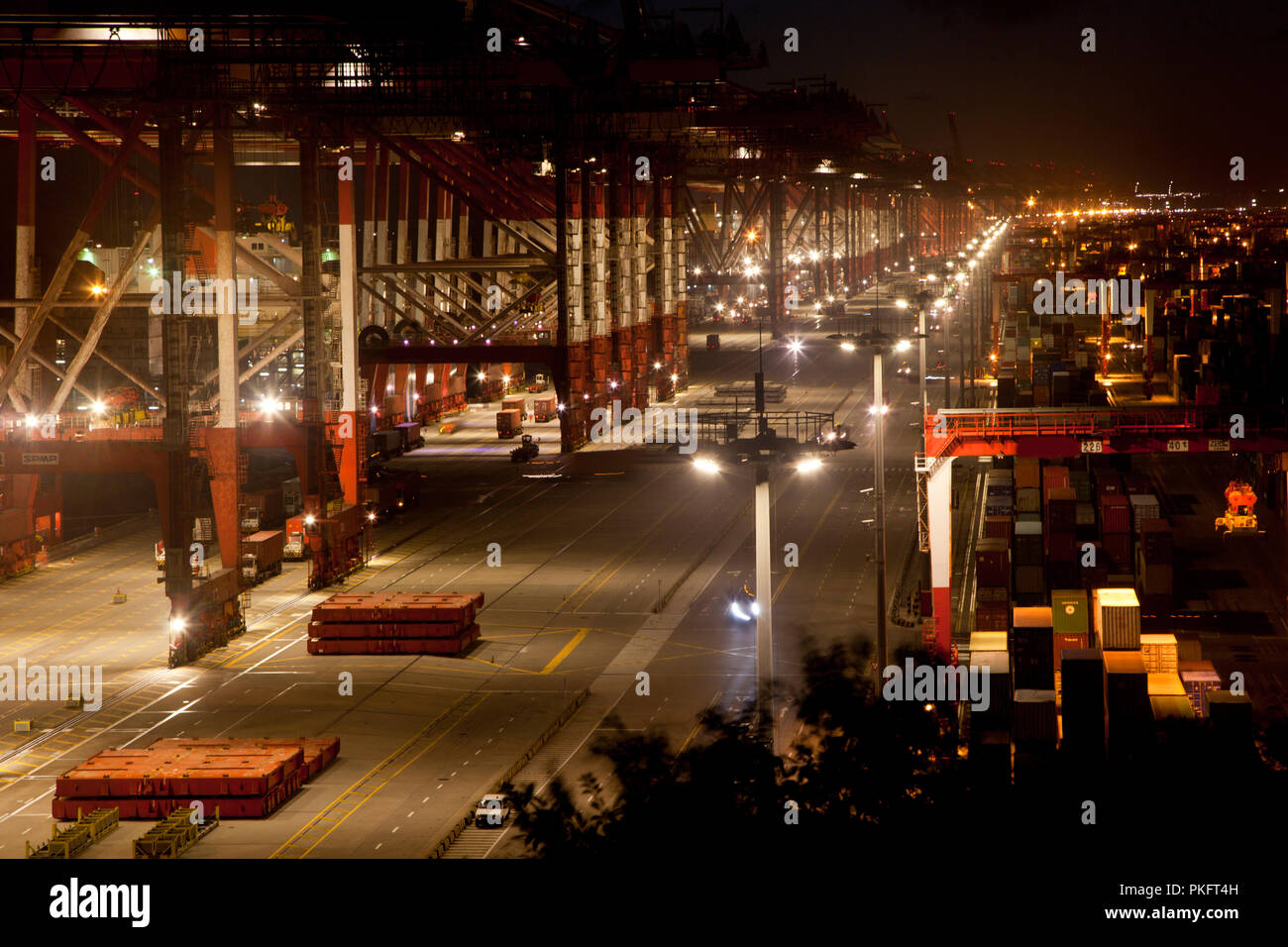 On the ocean container terminal Stock Photo - Alamy