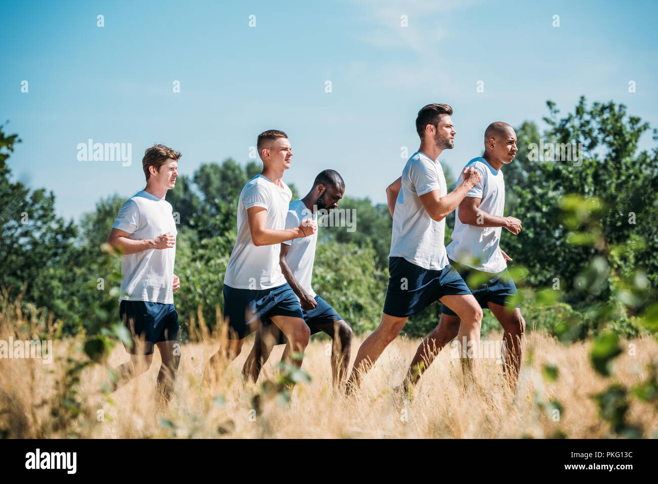 Group of soldiers running and training hi-res stock photography and ...