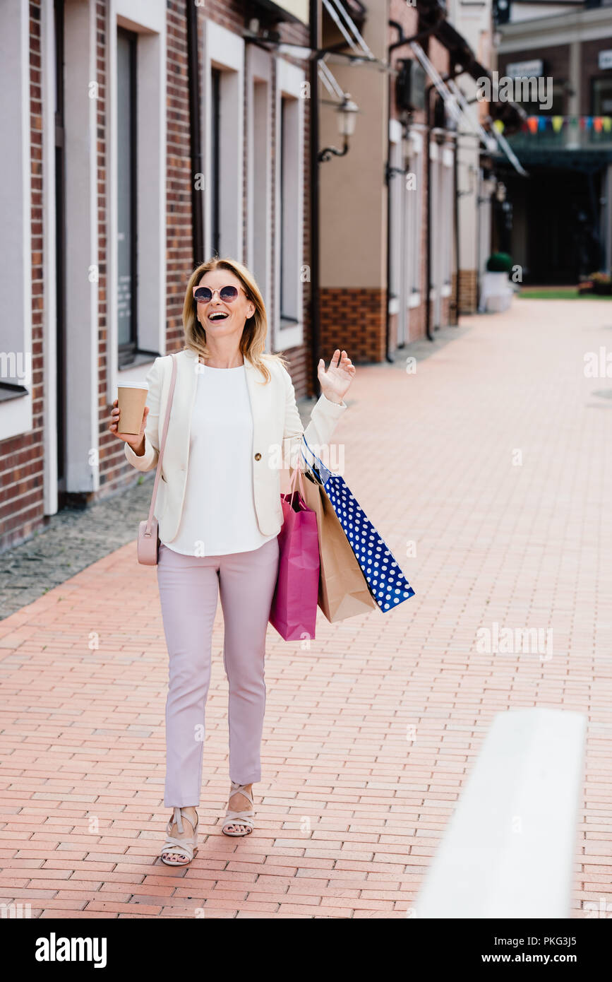 Go shopping bags hi-res stock photography and images - Alamy
