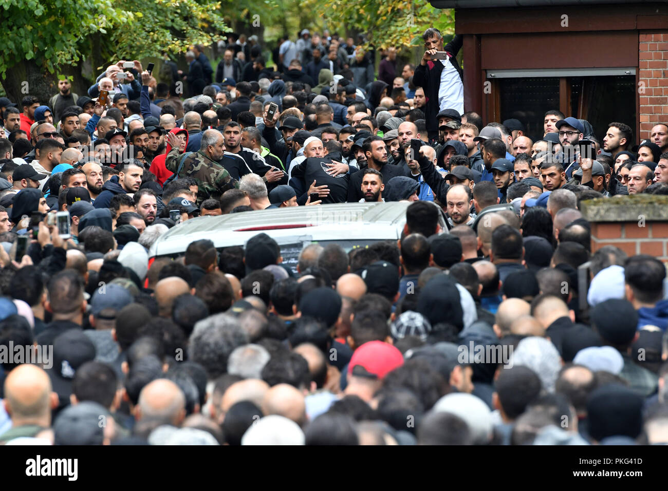 13 September 2018, Berlin: Numerous guests of mourning come to the ...