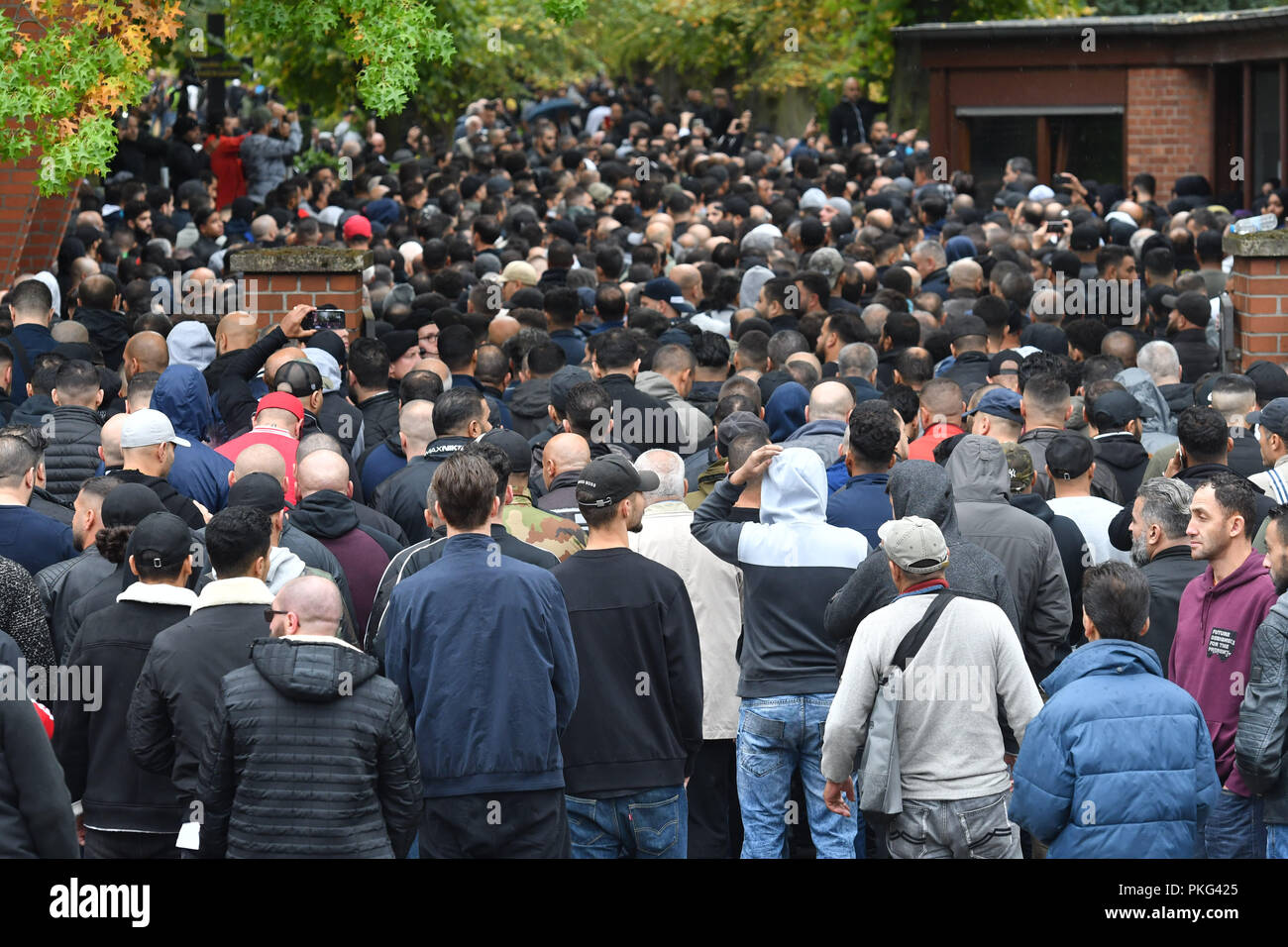 13 September 2018, Berlin: Numerous guests of mourning come to the ...