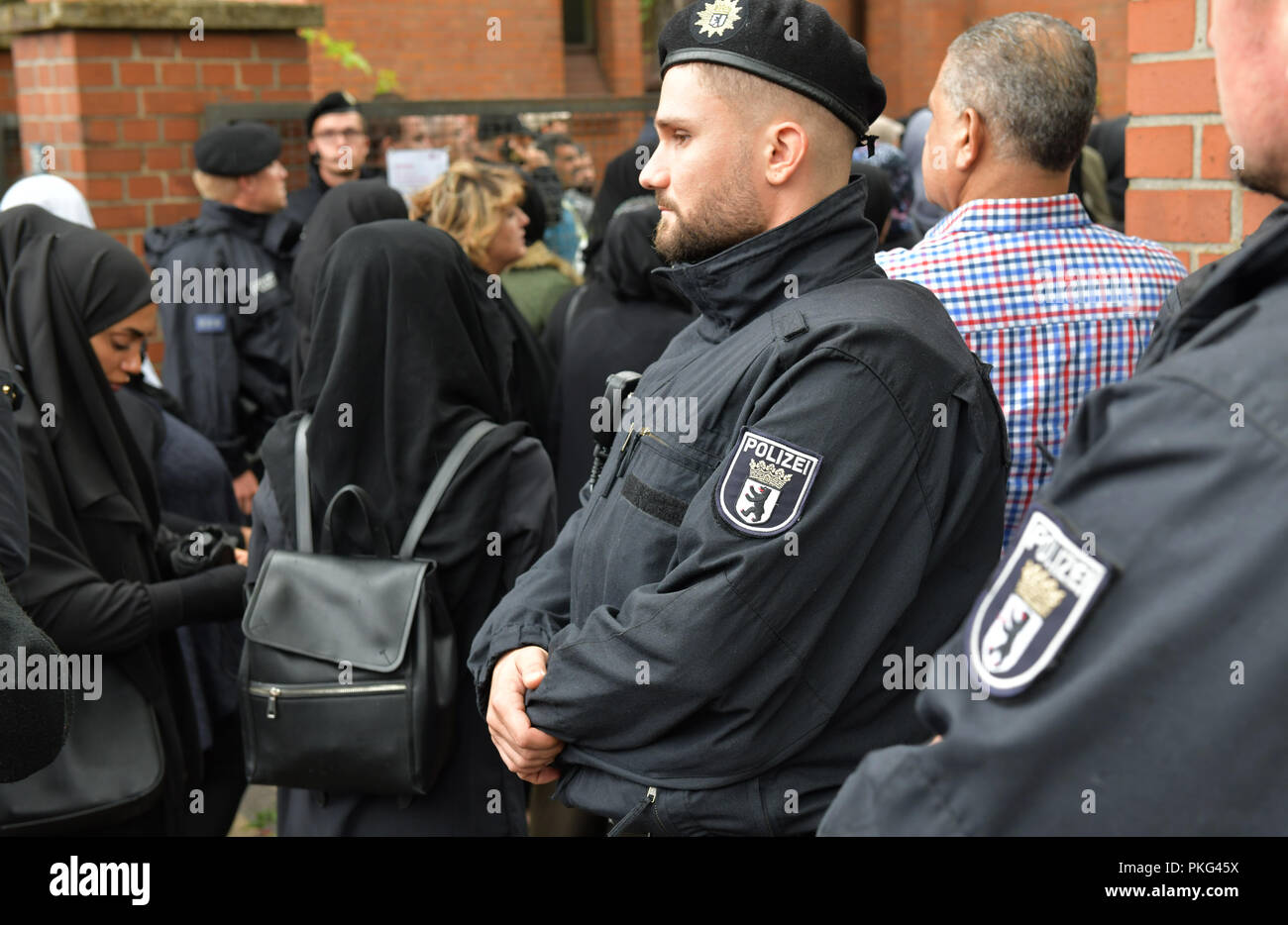13 September 2018, Berlin: Police secure the area at the funeral of ...