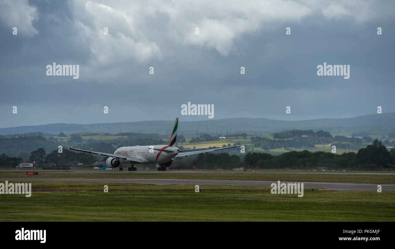 Emirates boeing 777 storm hi-res stock photography and images - Alamy