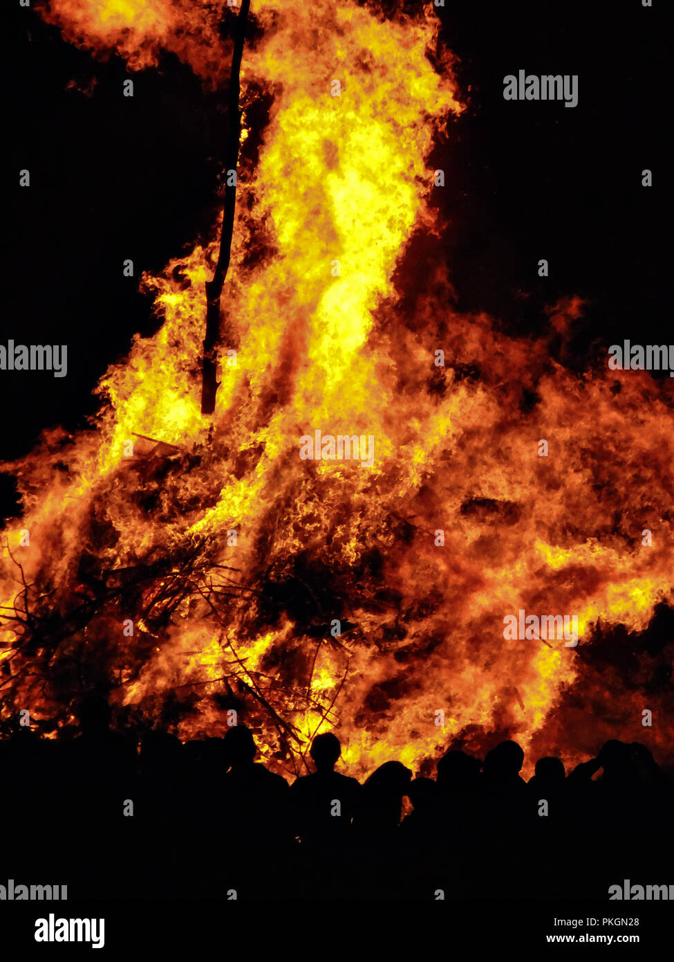 Big outdoor fire campfire people hi-res stock photography and images ...