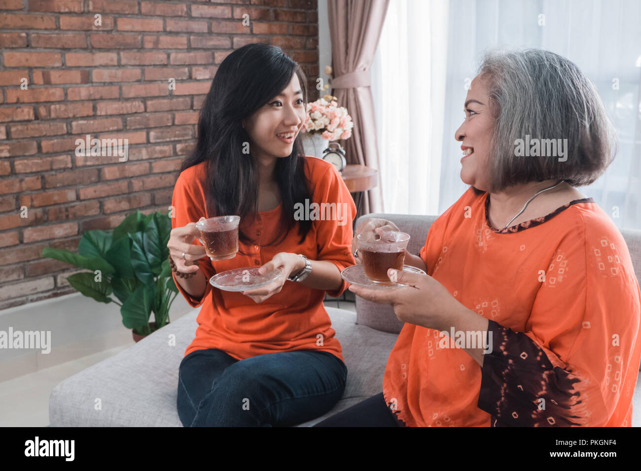 having a good conversation mother and daughter Stock Photo - Alamy