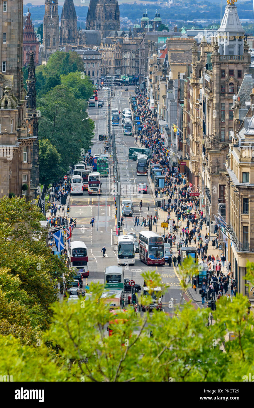 Edinburgh crowd hi-res stock photography and images - Alamy