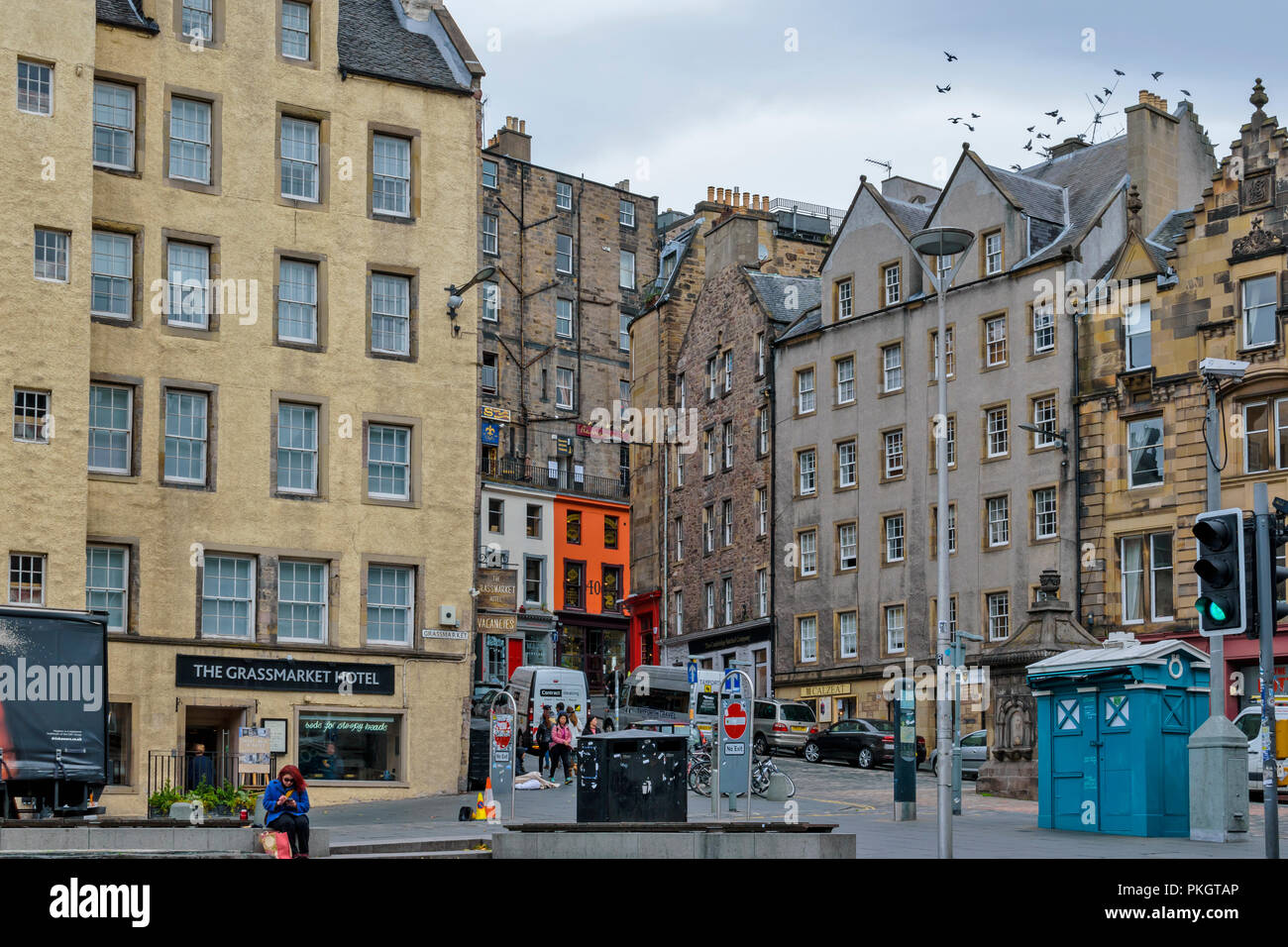 EDINBURGH SCOTLAND THE GRASSMARKET AREA AND BUILDINGS Stock Photo - Alamy