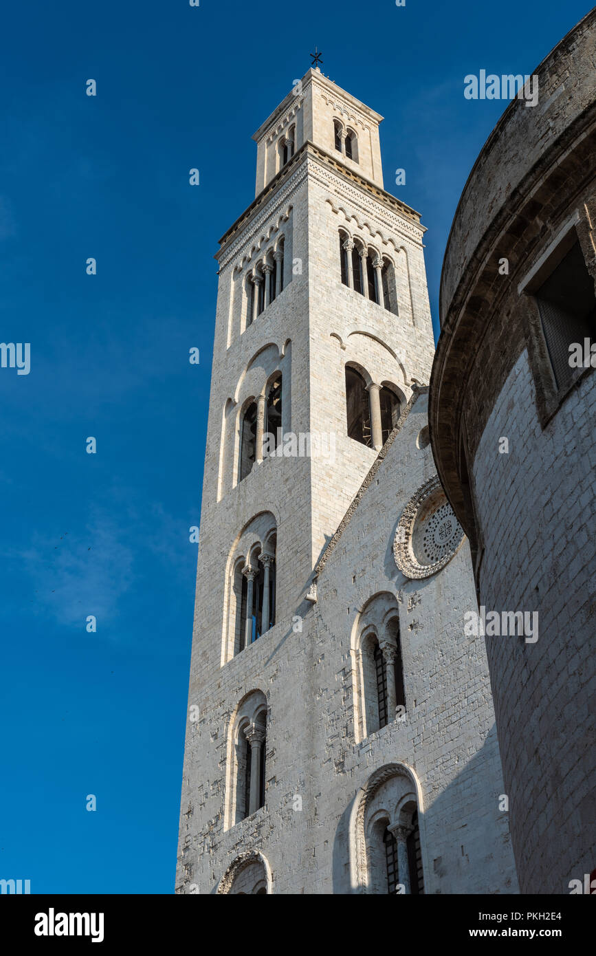 The cathedral of old Bari Stock Photo - Alamy