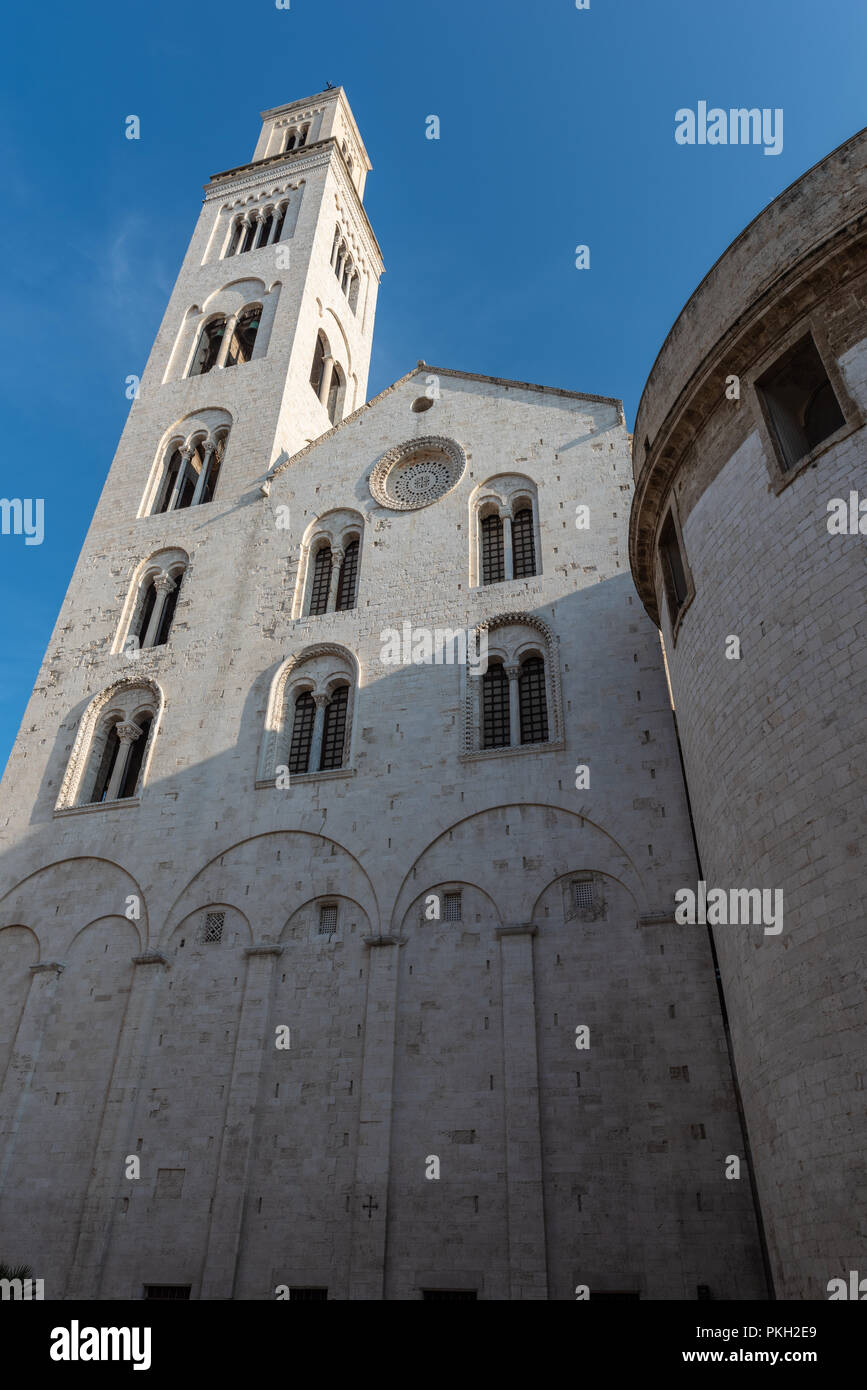The cathedral of old Bari Stock Photo - Alamy