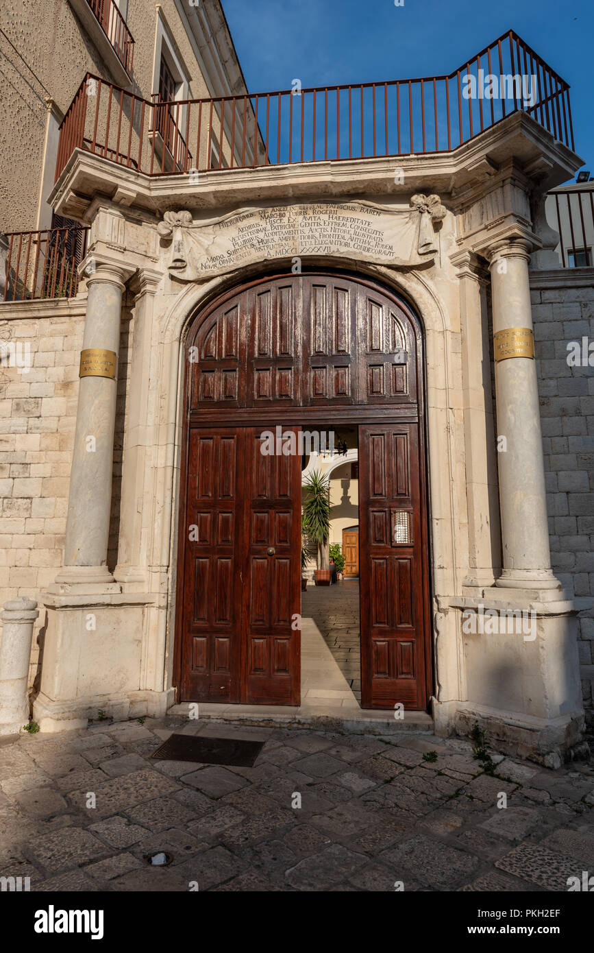 The streets and alleys of old Bari Stock Photo - Alamy