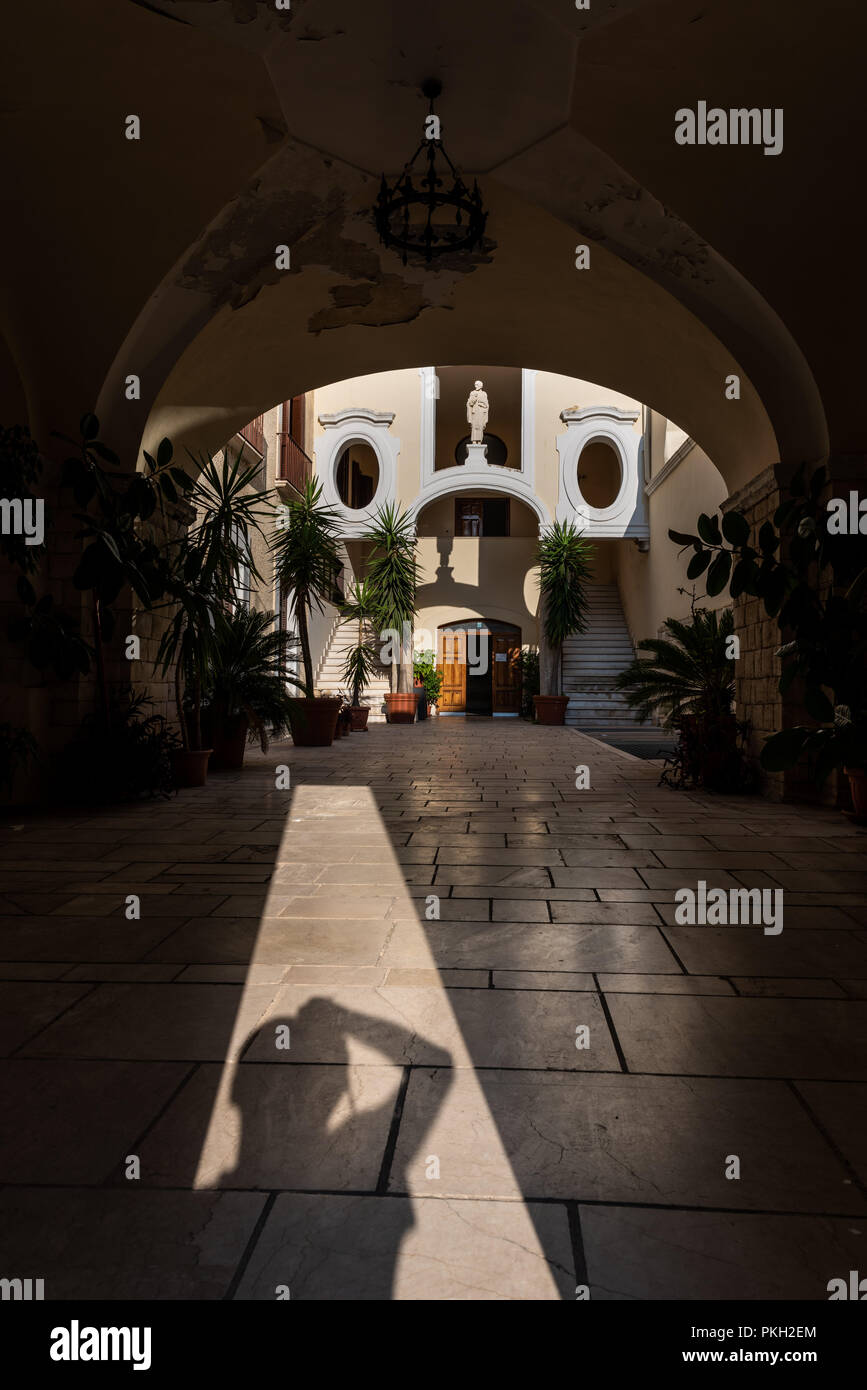 The streets and alleys of old Bari Stock Photo - Alamy
