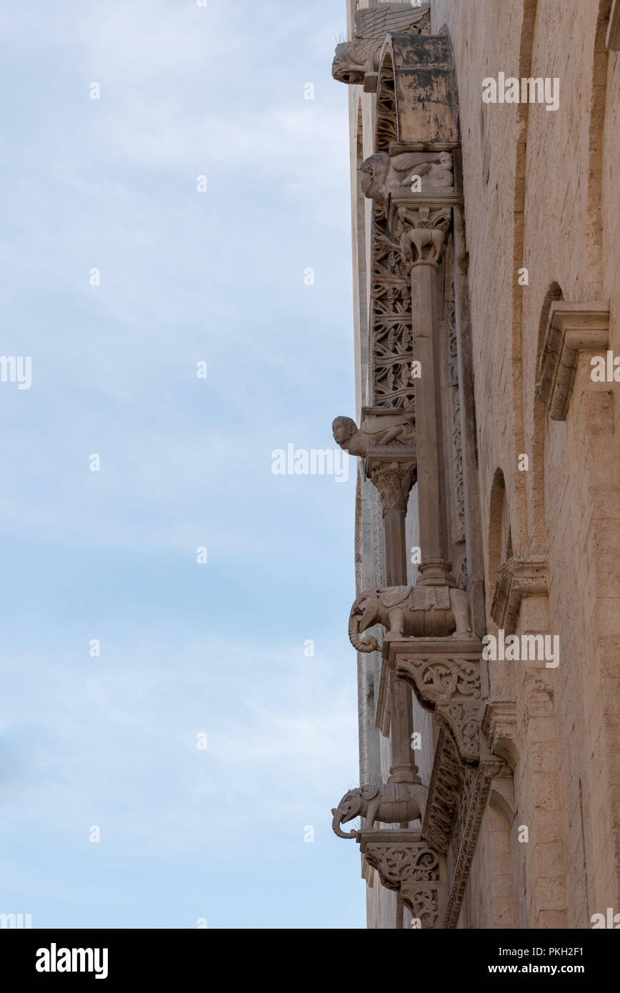 The streets and alleys of old Bari Stock Photo - Alamy