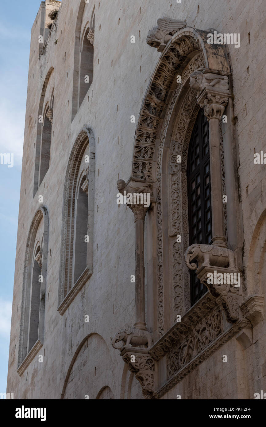 The streets and alleys of old Bari Stock Photo - Alamy
