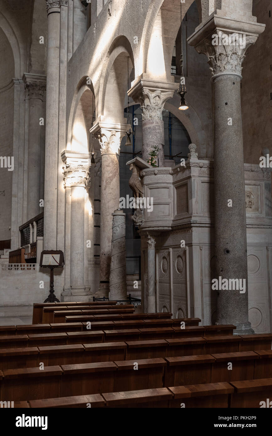 The cathedral of old Bari Stock Photo - Alamy