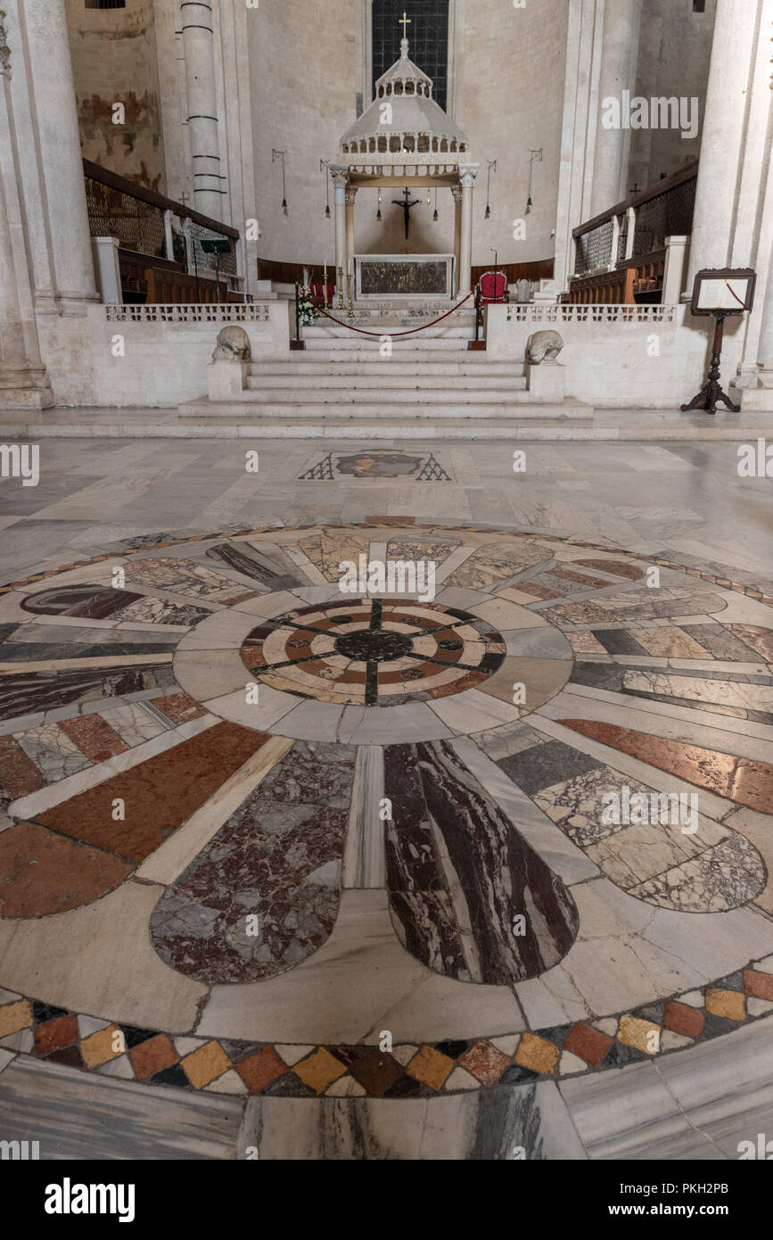 The cathedral of old Bari Stock Photo - Alamy