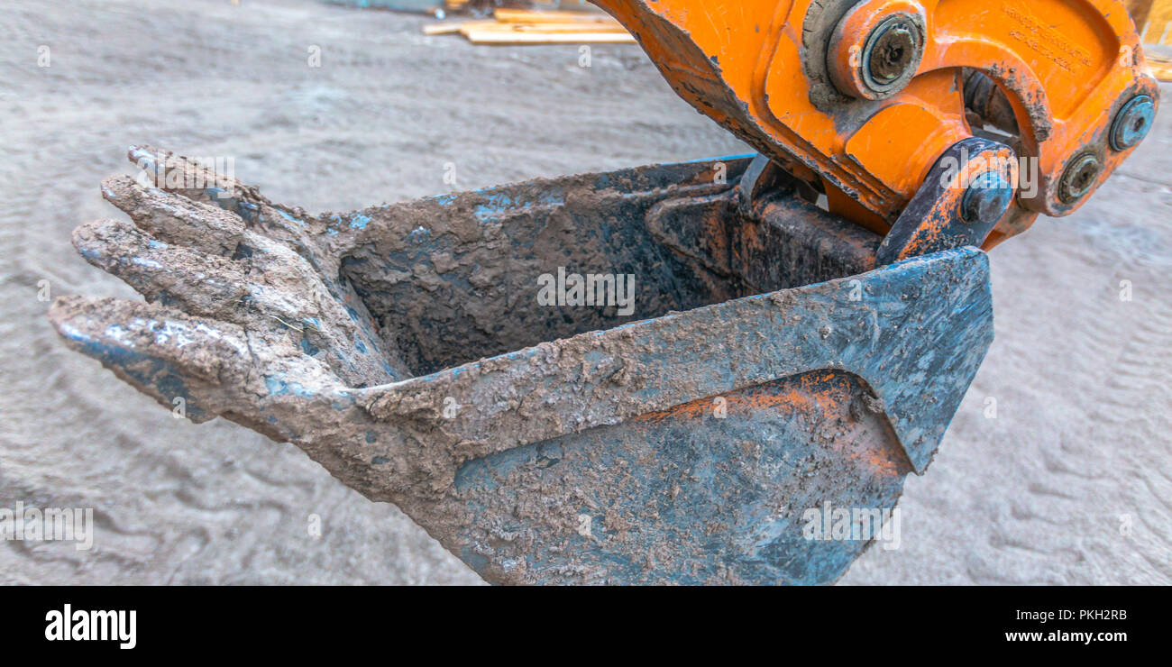 Excavator claw loading hi-res stock photography and images - Alamy