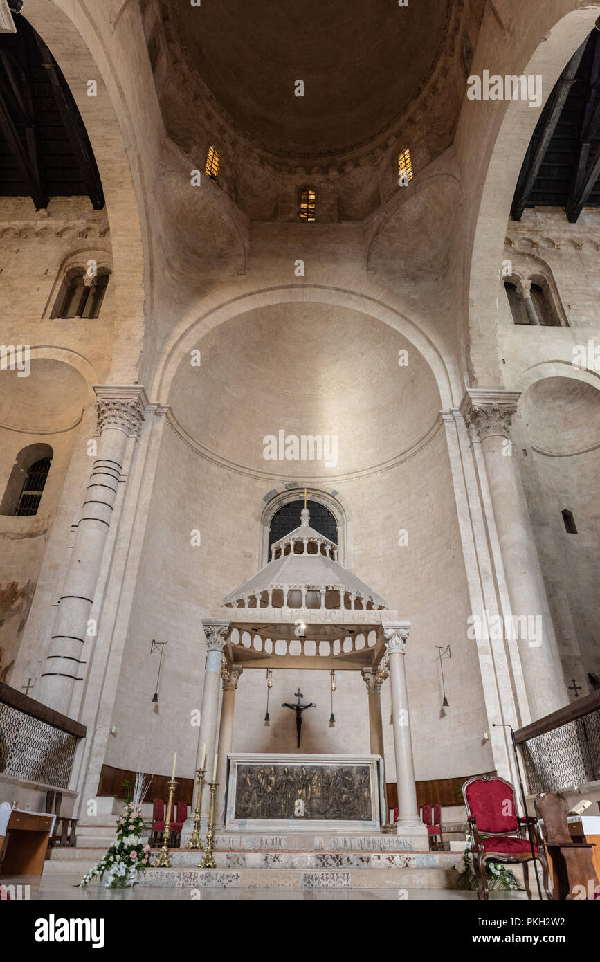 The cathedral of old Bari Stock Photo - Alamy
