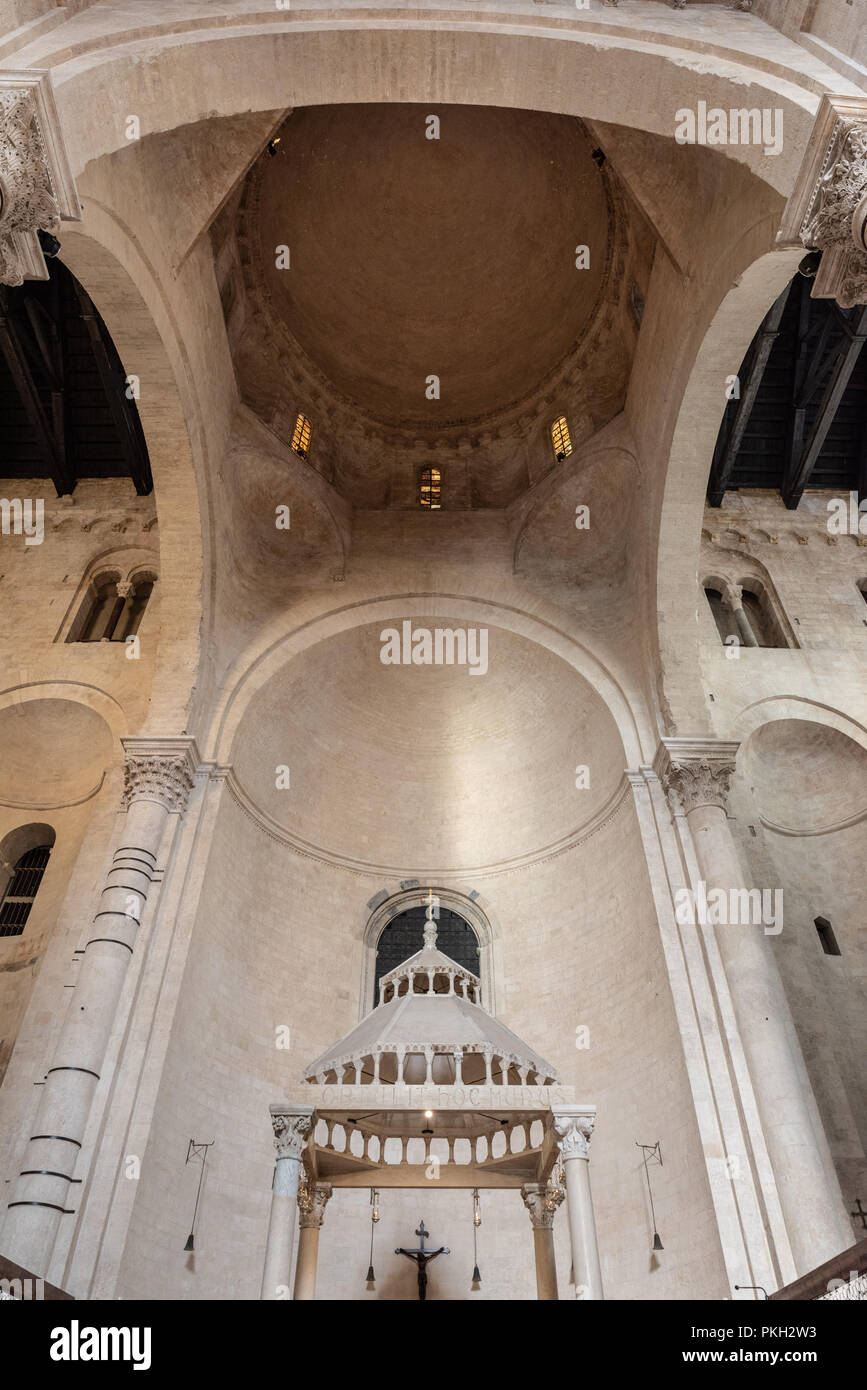 The cathedral of old Bari Stock Photo - Alamy