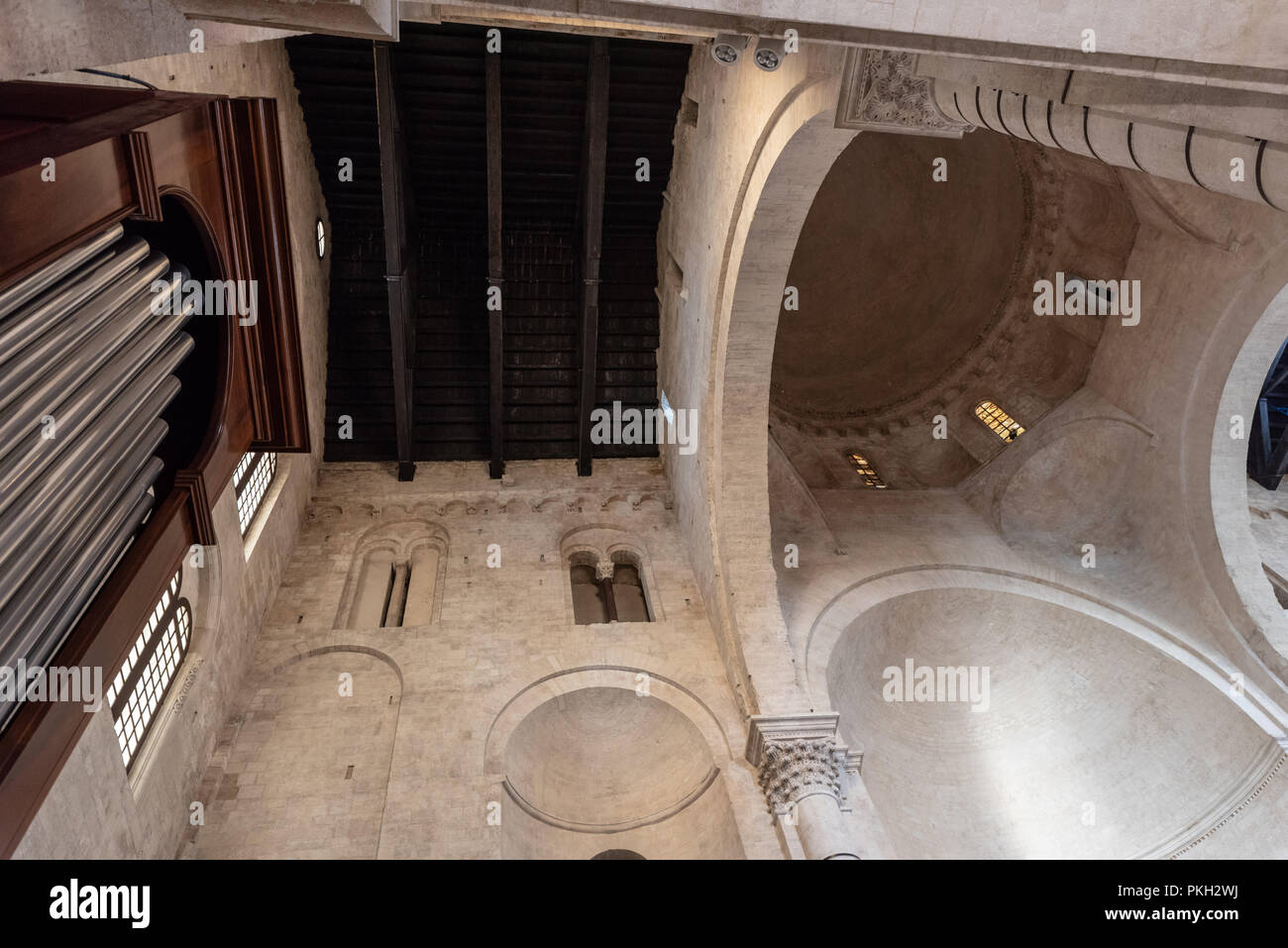 The cathedral of old Bari Stock Photo - Alamy