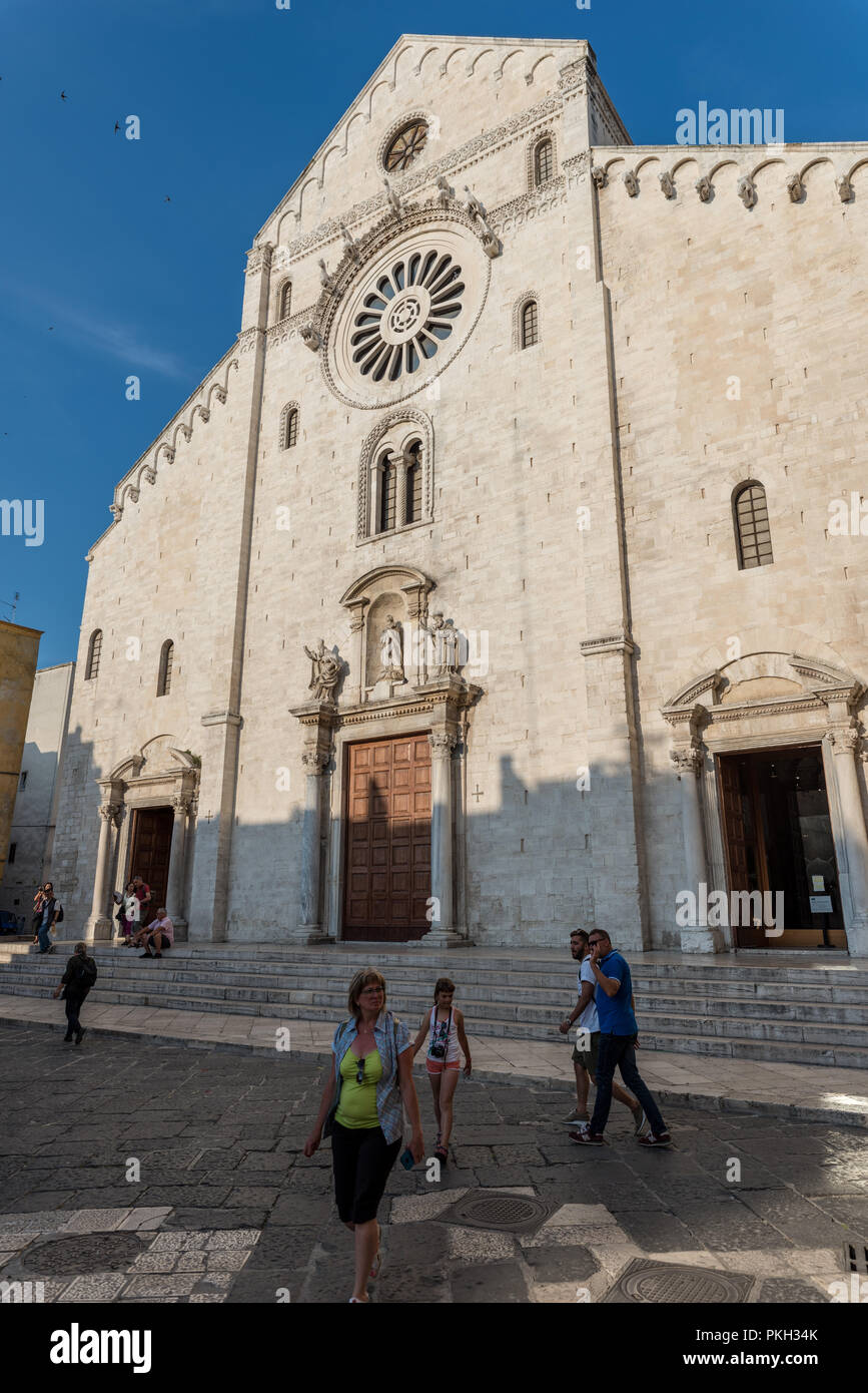 The cathedral of old Bari Stock Photo - Alamy