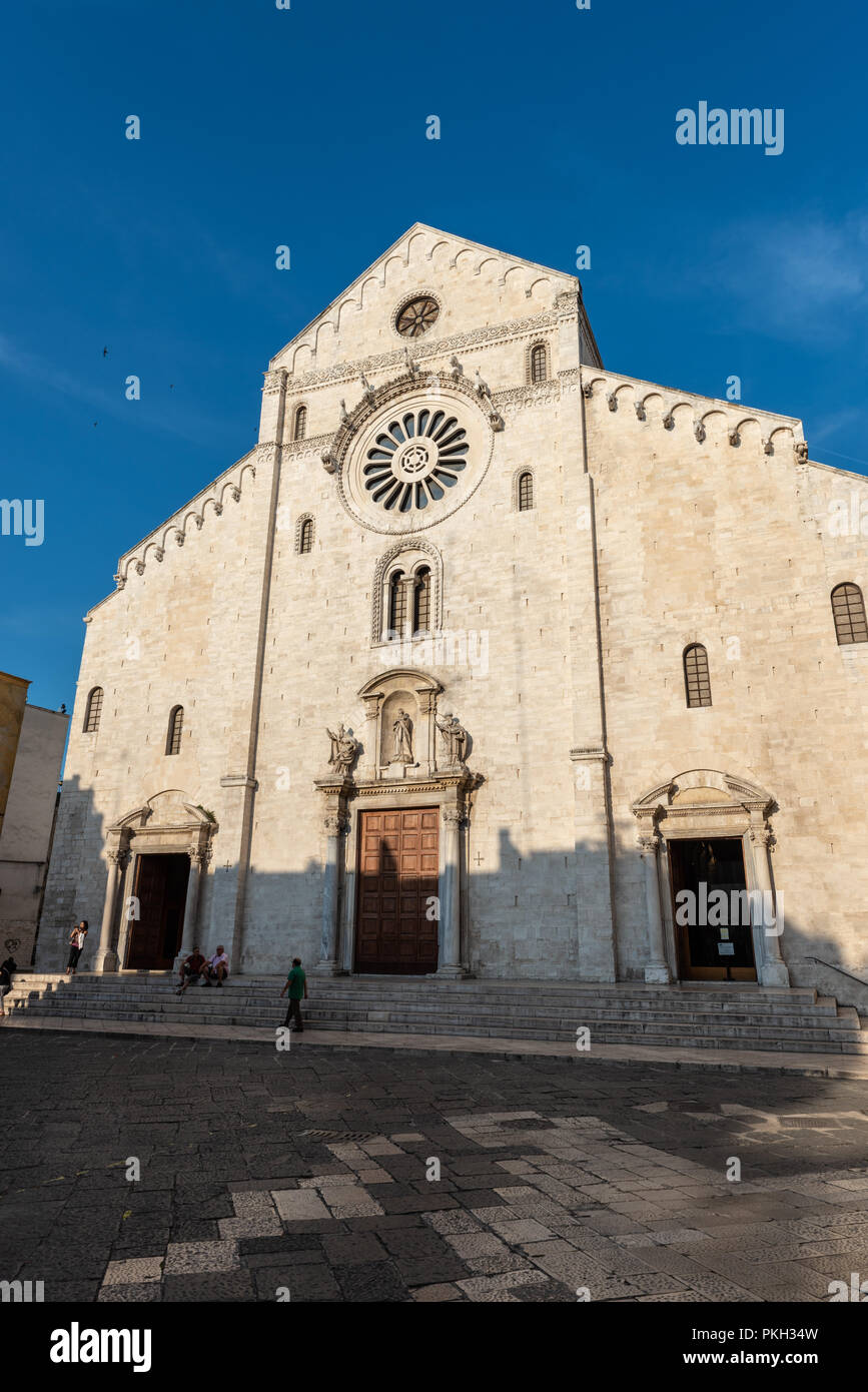 The cathedral of old Bari Stock Photo - Alamy